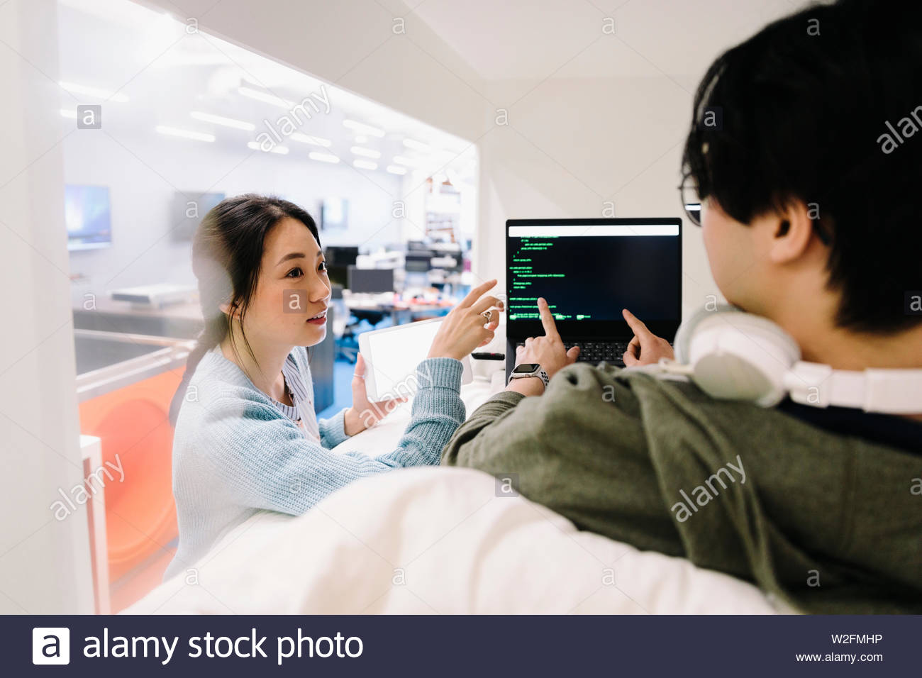 Black woman computer coding hi-res stock photography and images - Alamy