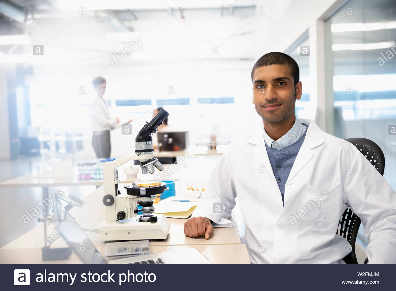 Chemist working laboratory hi-res stock photography and images - Alamy