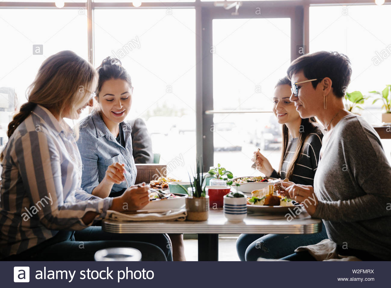 Women friends dining hi-res stock photography and images - Alamy