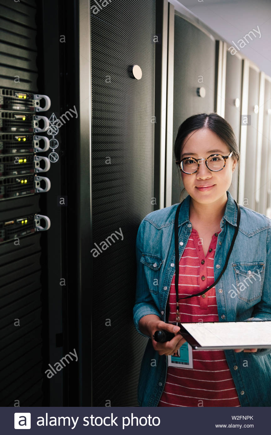 Woman computer server room hi-res stock photography and images - Alamy