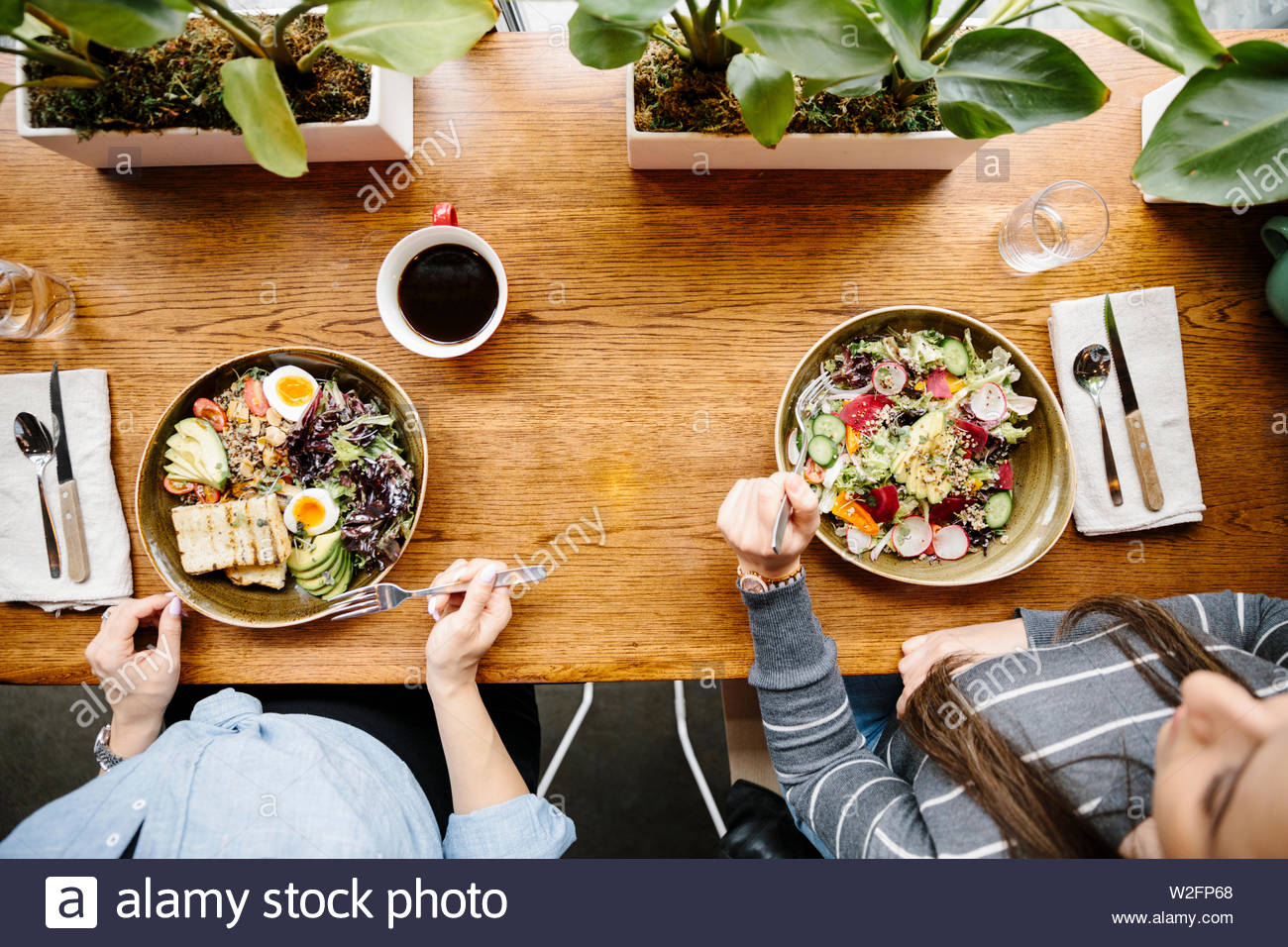 Women eating healthy at table hi-res stock photography and images - Alamy