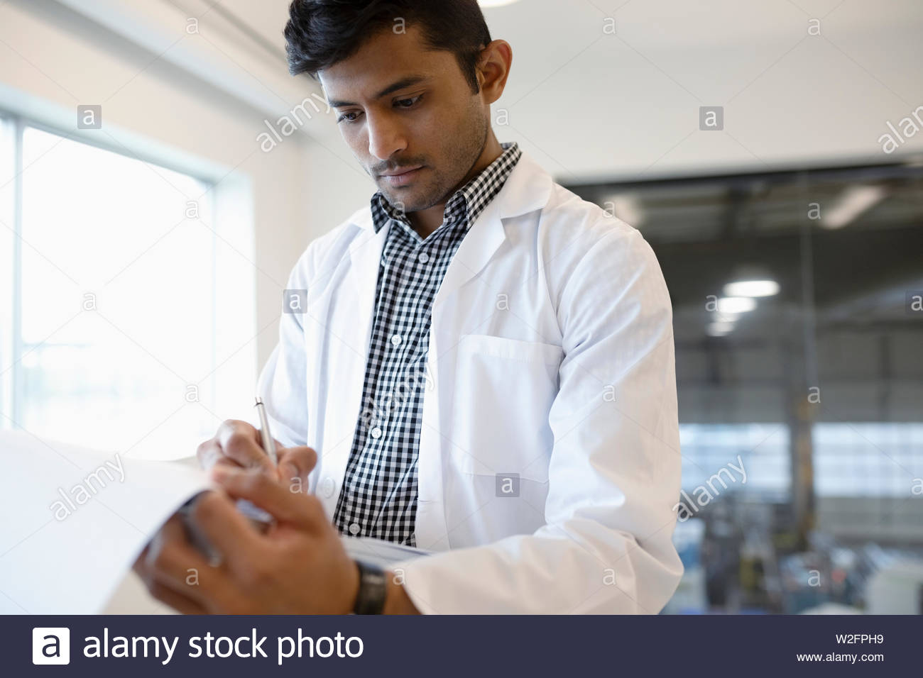 Man scientist hi-res stock photography and images - Alamy