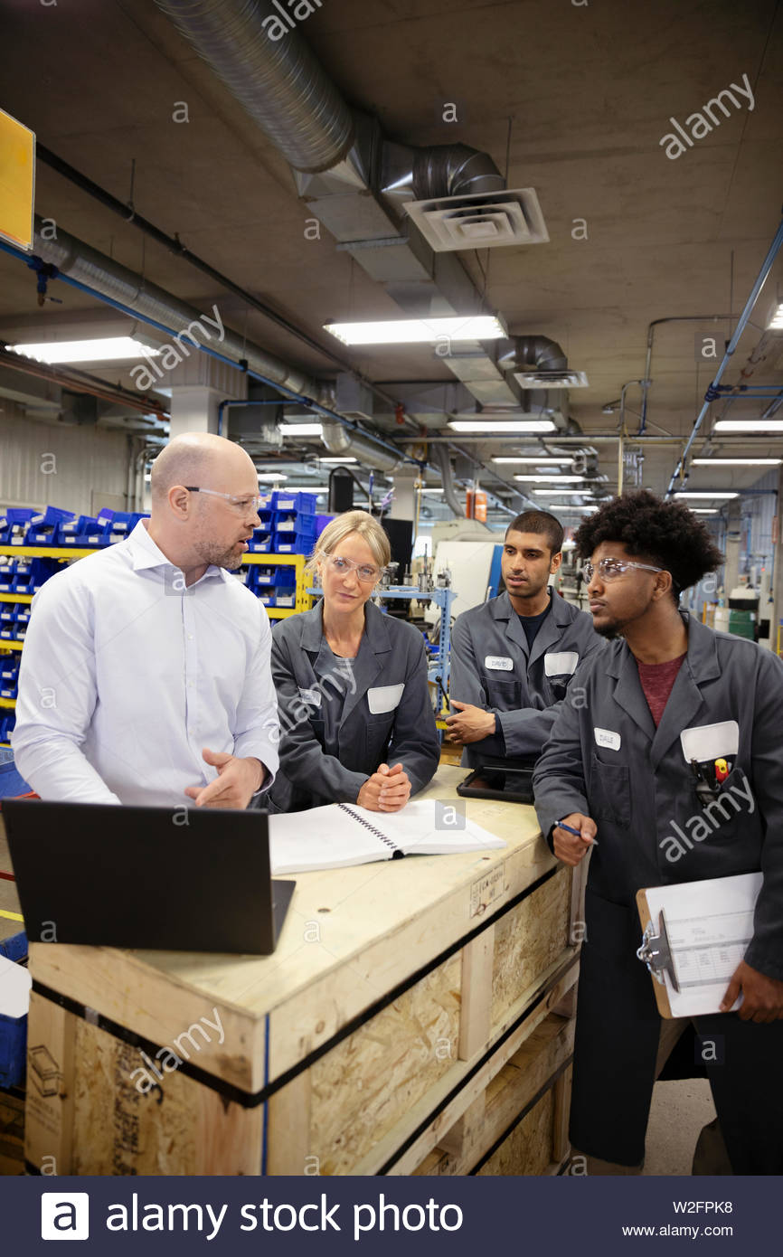 Shop floor meeting hi-res stock photography and images - Alamy