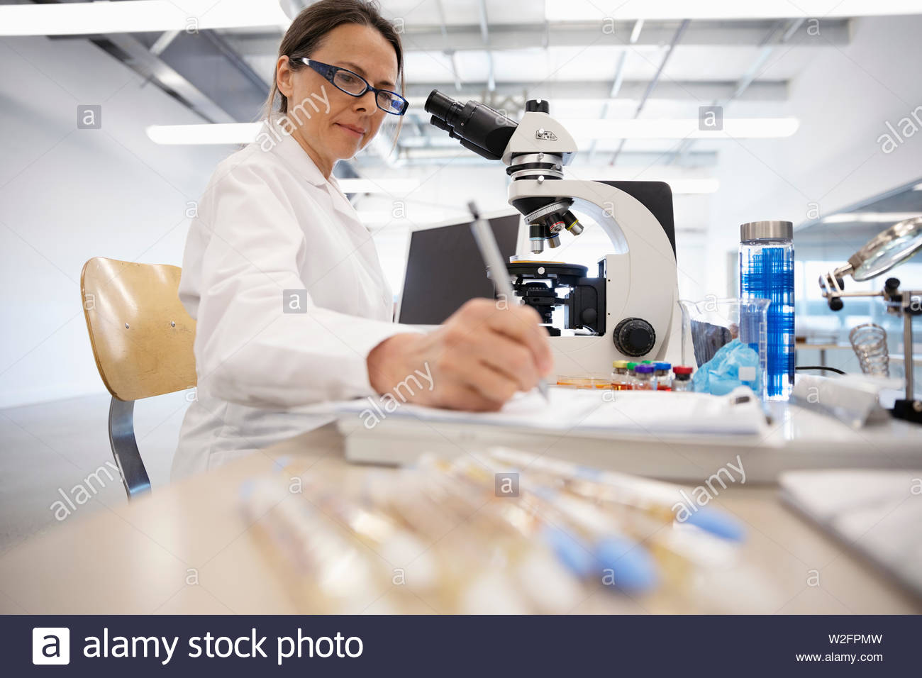 Horizontal microscope hi-res stock photography and images - Alamy