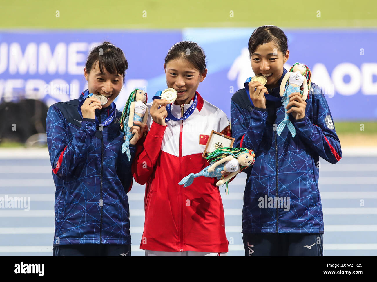 Naples, Italy. 8th July, 2019. Gold medalist Zhang Deshun (C) of China ...
