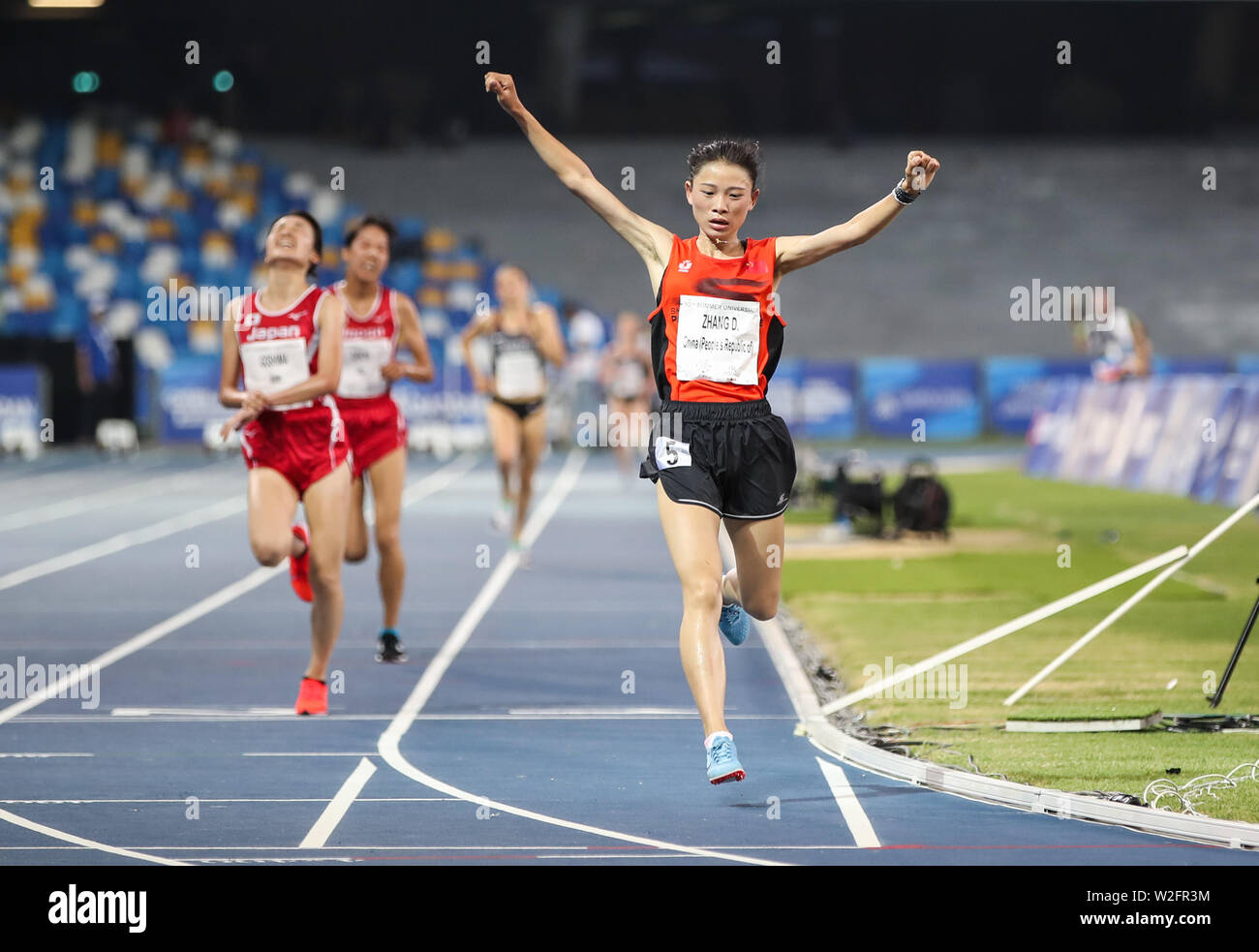 Naples, Italy. 8th July, 2019. Zhang Deshun (1st R) of China runs ...