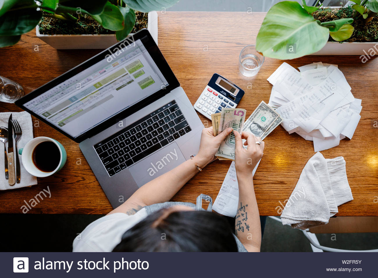 Waitress tips hi-res stock photography and images - Alamy