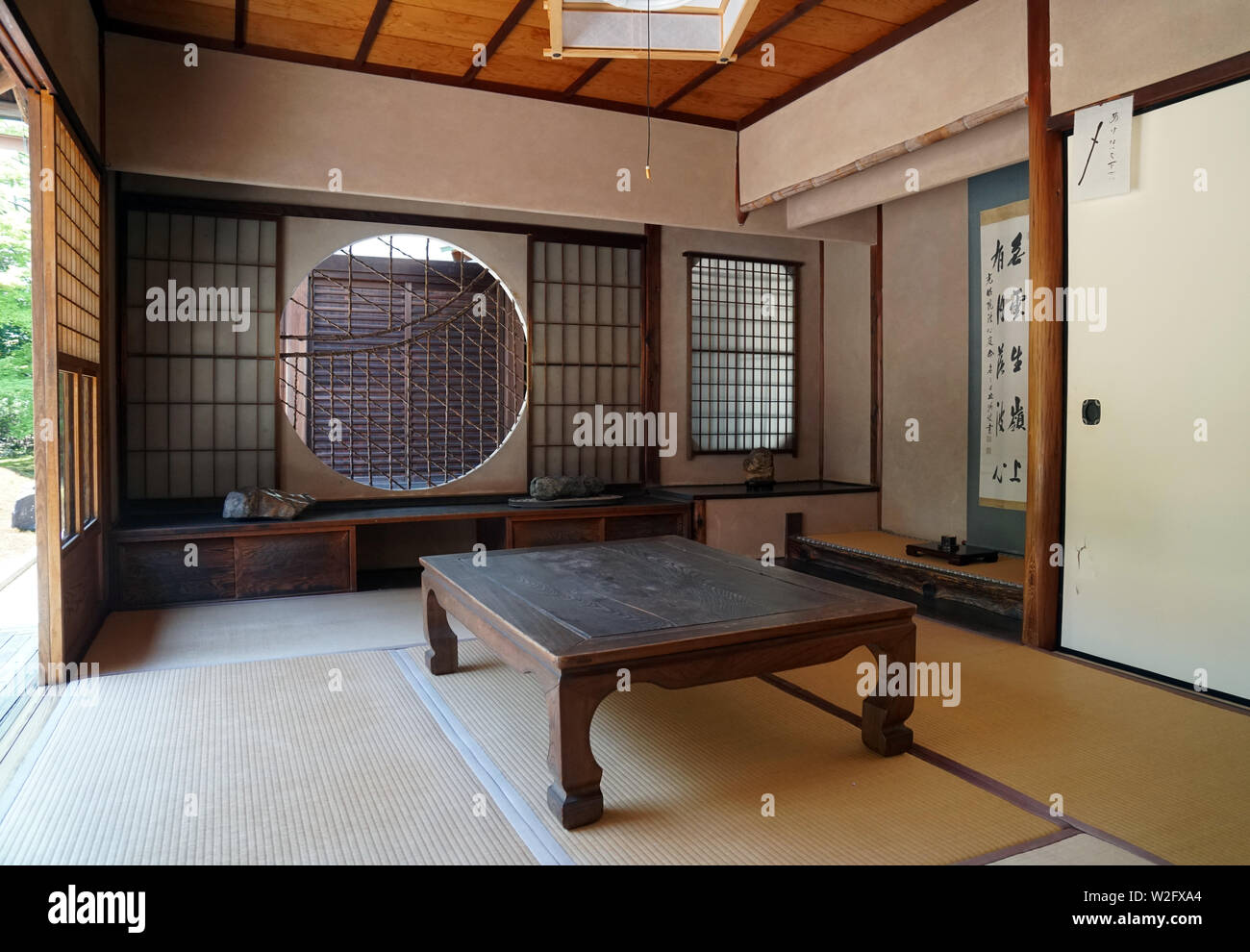 Japanese round window hi-res stock photography and images - Alamy
