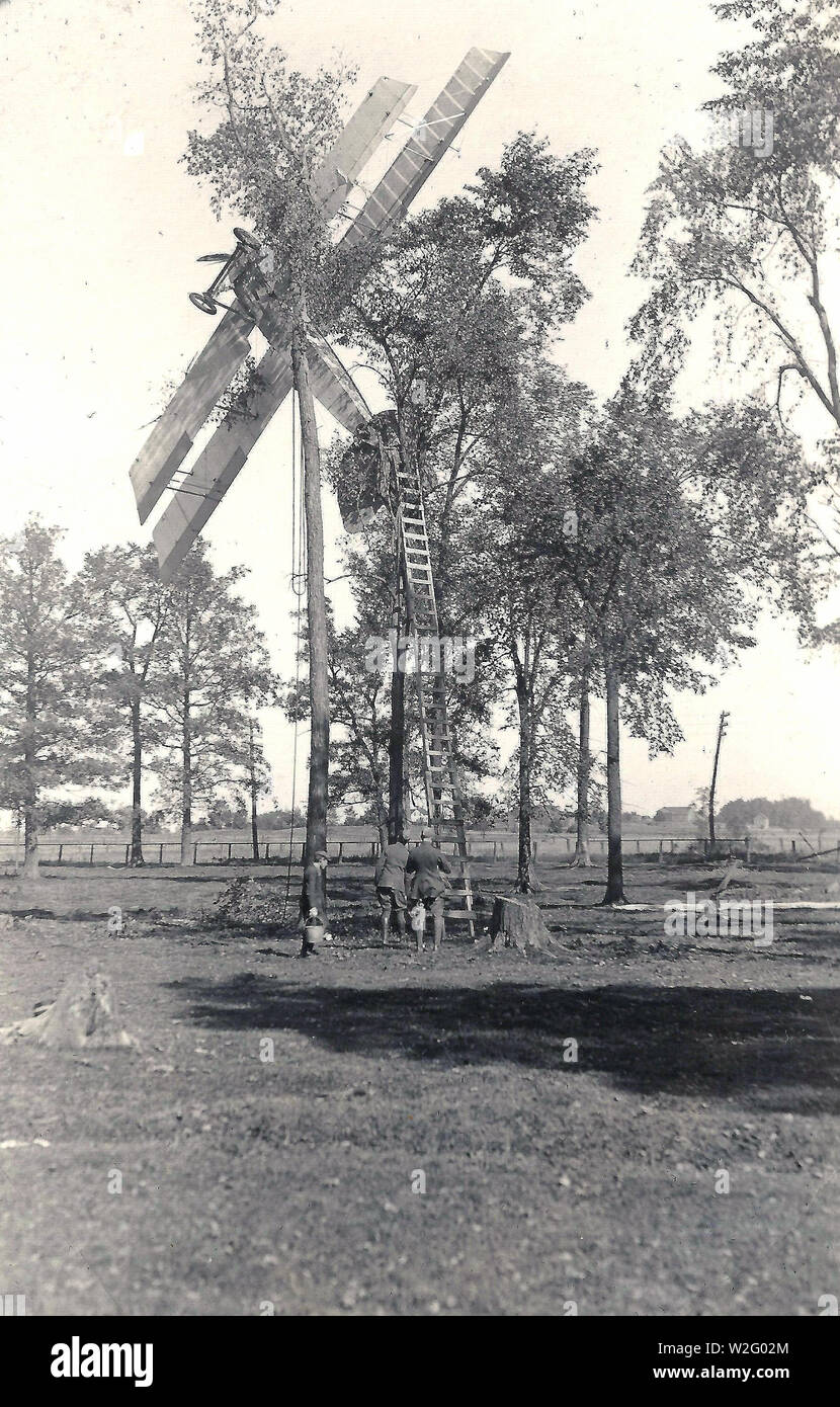 1910s plane in tree hi-res stock photography and images - Alamy