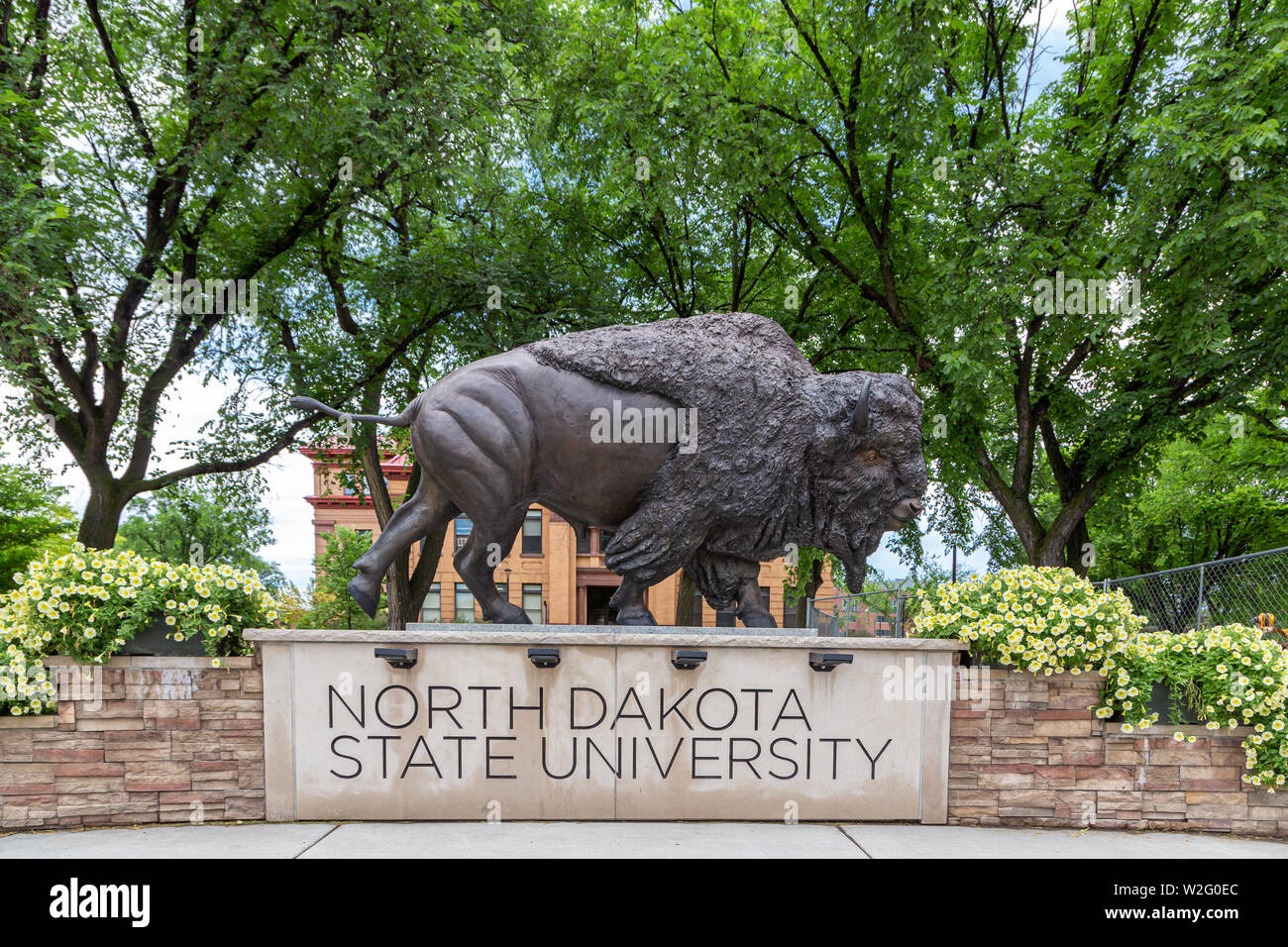 Bison statue hi-res stock photography and images - Alamy