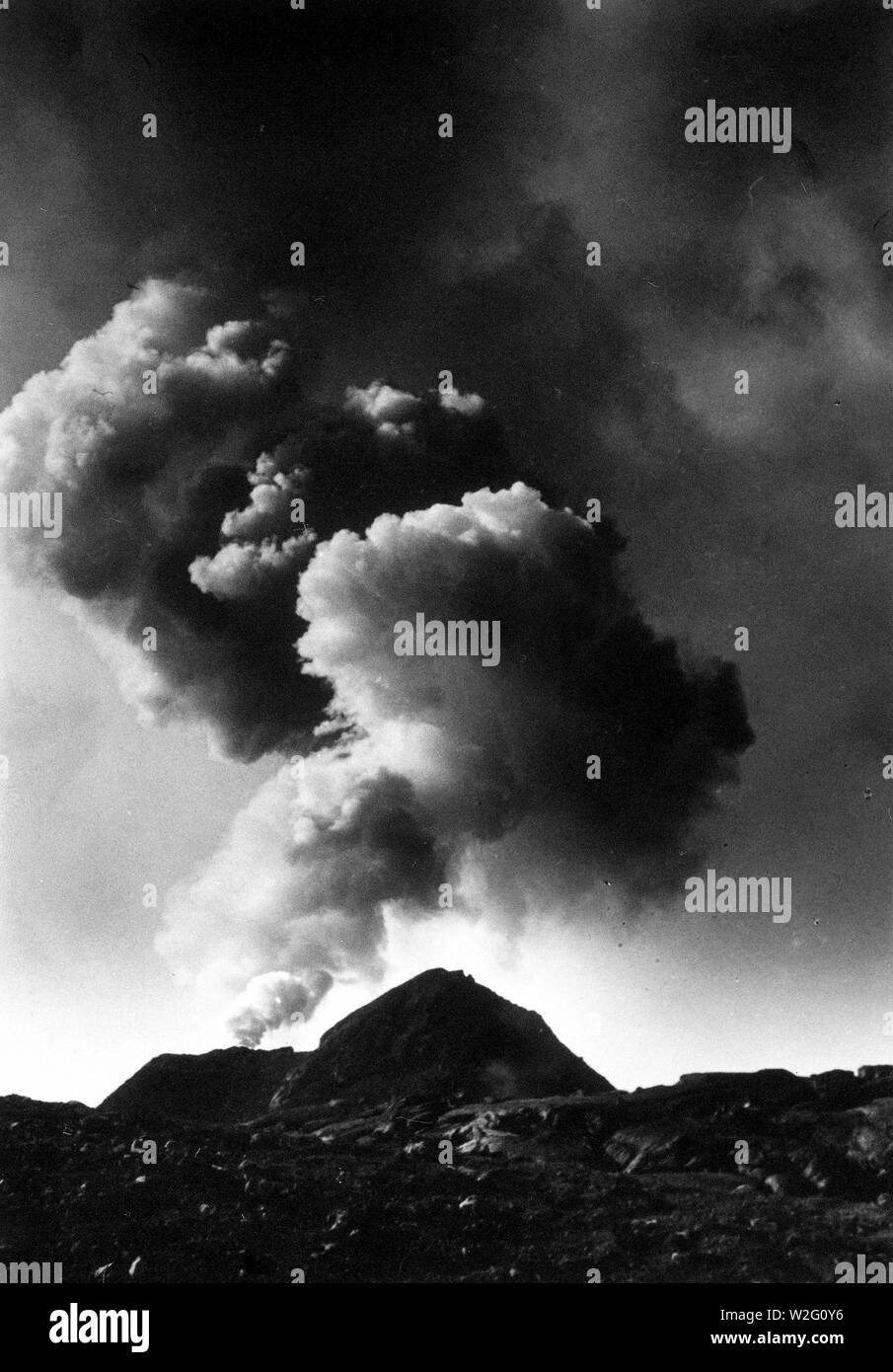 1930s mount vesuvius hi-res stock photography and images - Alamy