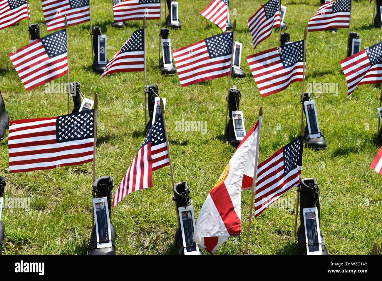 Thousands of flags memorializing fallen soldiers on Memorial Day, 2019 ...