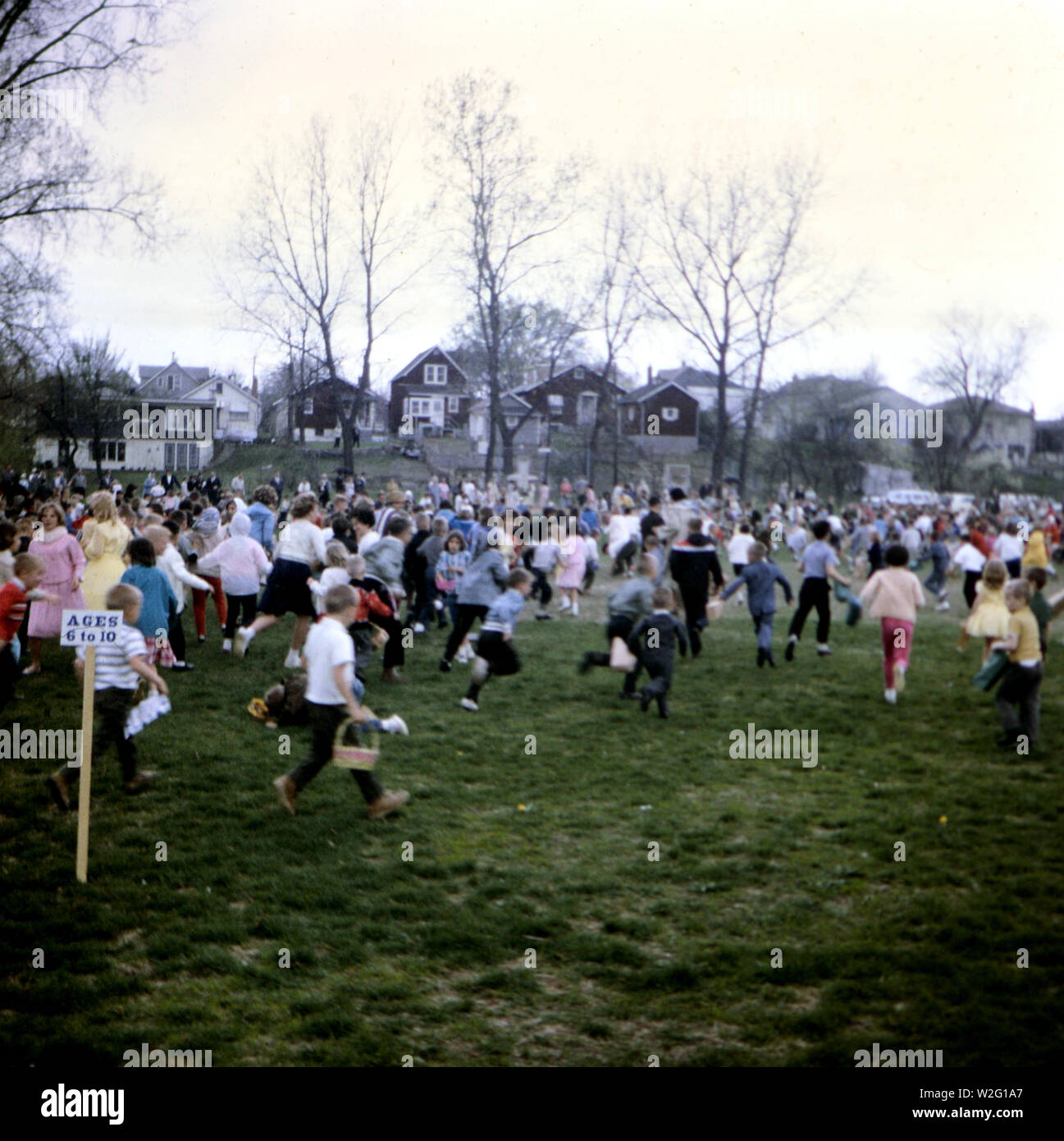 Easter egg hunt for children in the 1960s (Easter 1965 Stock Photo - Alamy