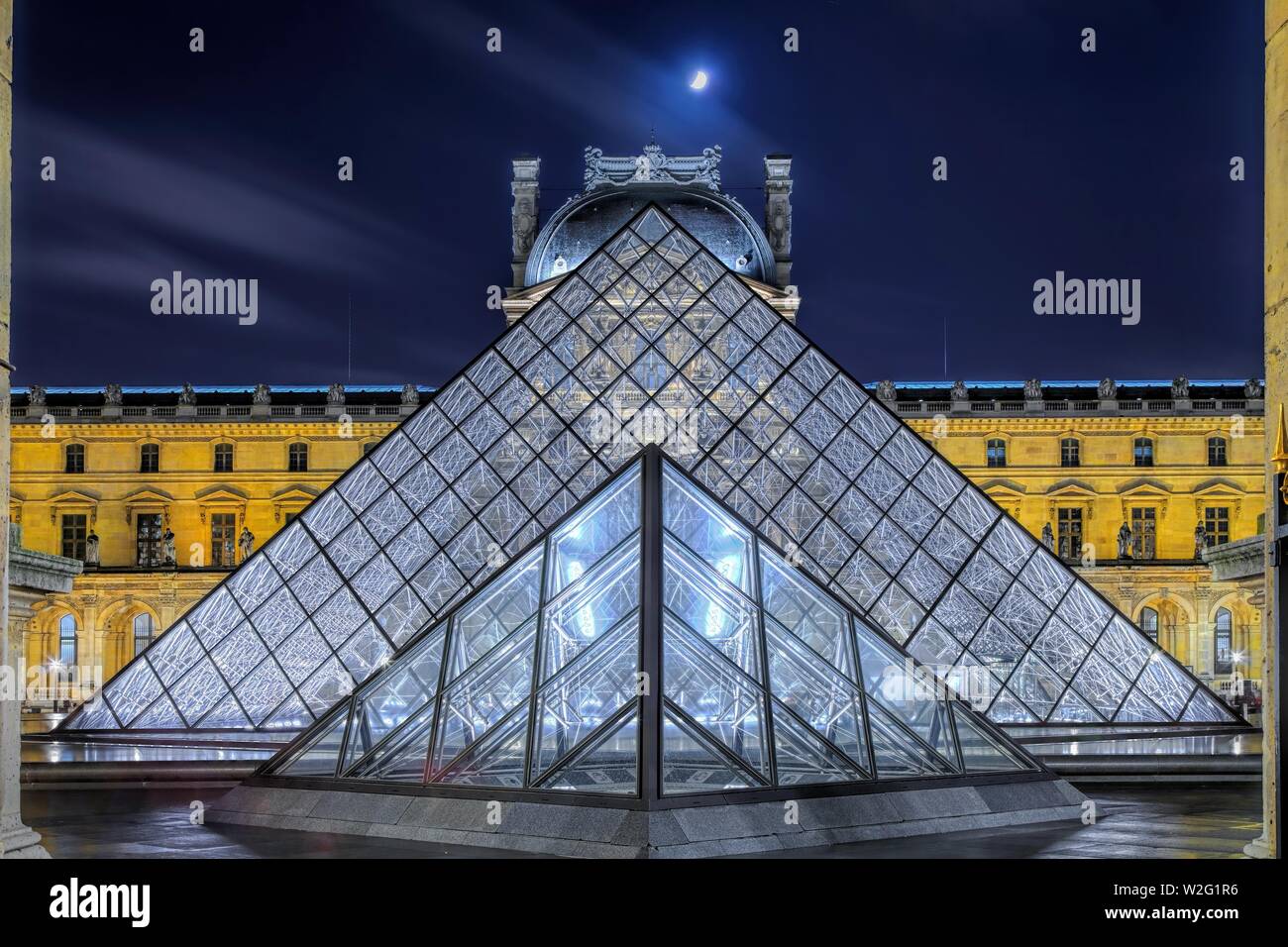 The glass pyramid of louvre hi-res stock photography and images - Alamy