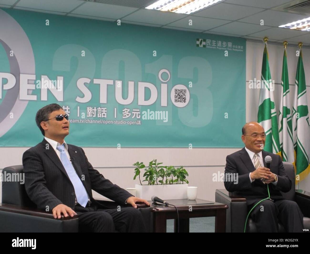 Chen Guangcheng meeting with Su Tseng-chang Stock Photo - Alamy