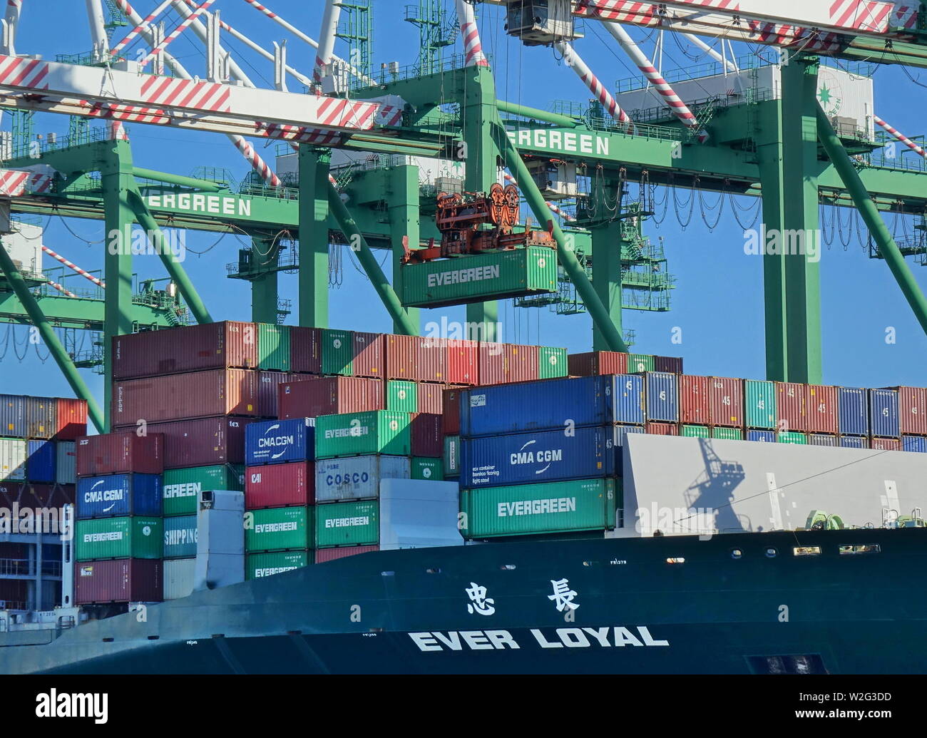 Cargo being loaded onto ships hi-res stock photography and images - Alamy