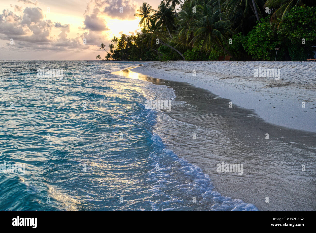 This unique picture shows the gigantic sunrise in the Maldives. you can ...