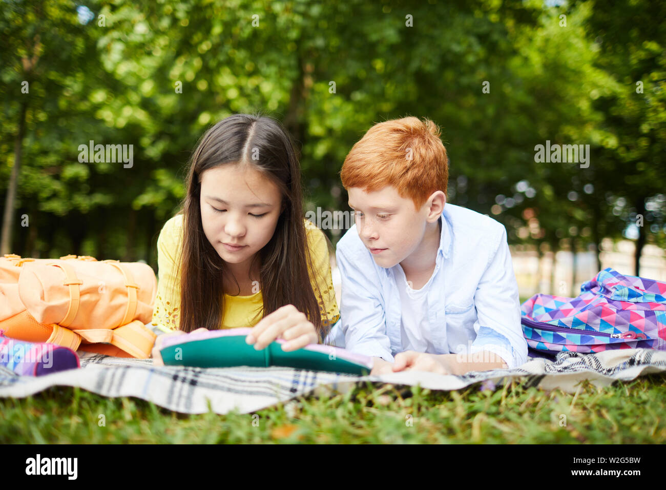Classmate helping friend hi-res stock photography and images - Alamy