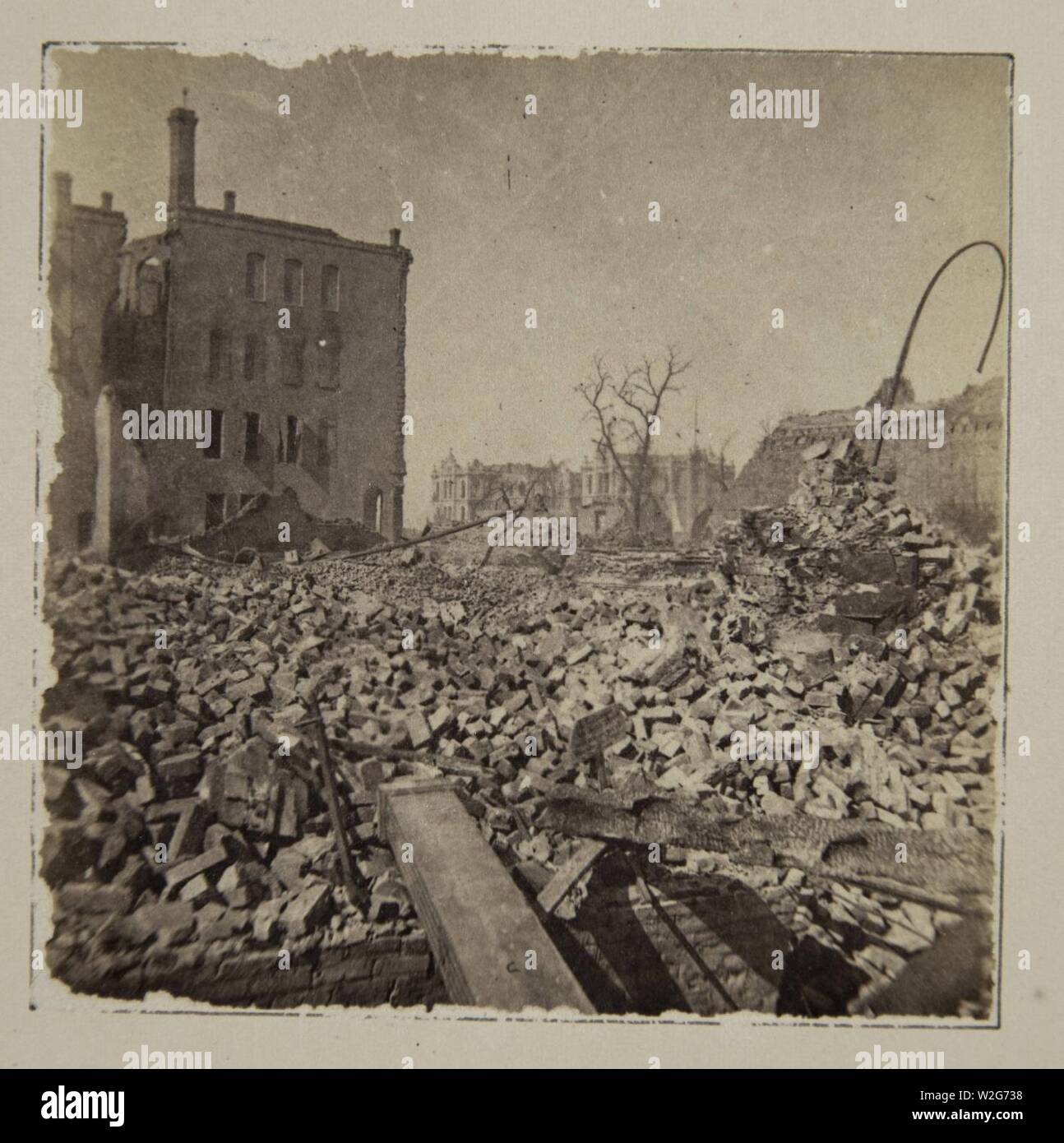 Chicago Fire of 1871, Tribune Building Court House in distance Stock ...