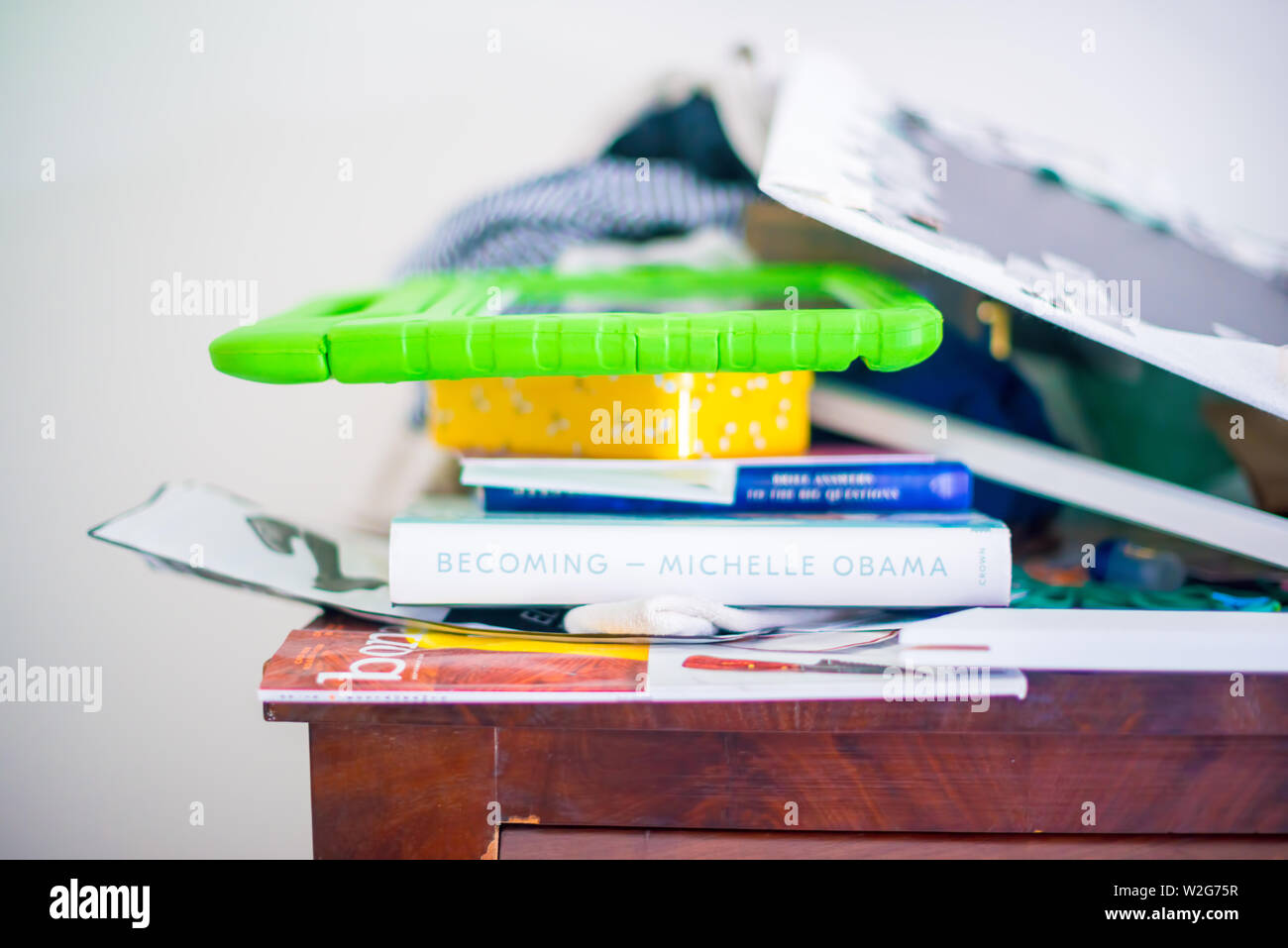Messy pile books hi-res stock photography and images - Alamy