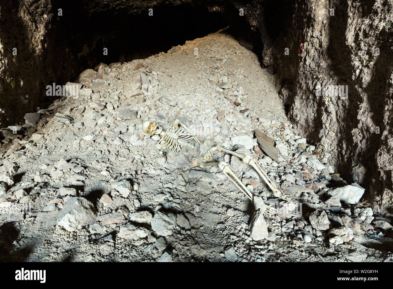 Cave entrance blocked hi-res stock photography and images - Alamy