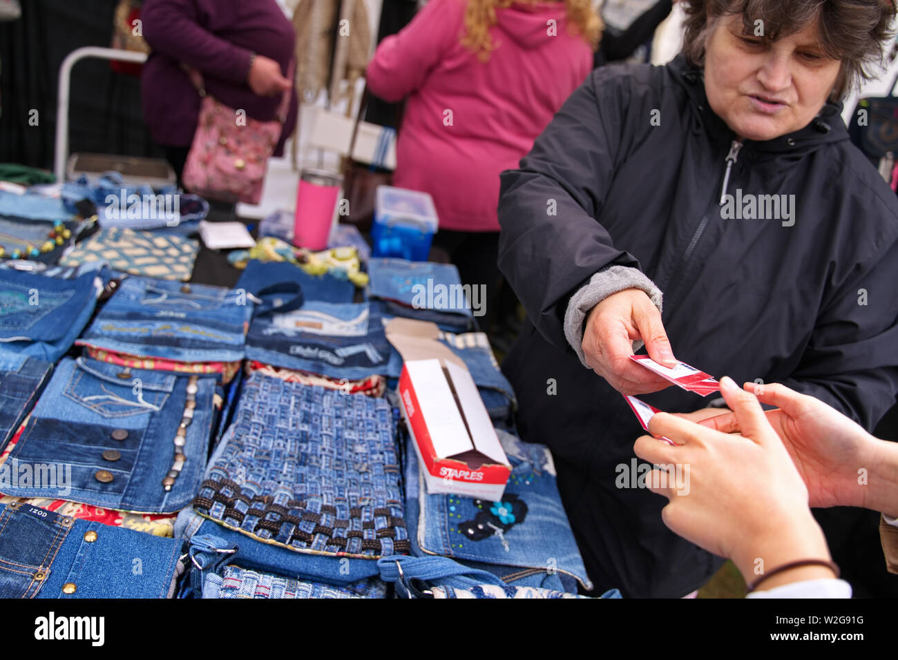 Vendors selling crafts hi-res stock photography and images - Alamy
