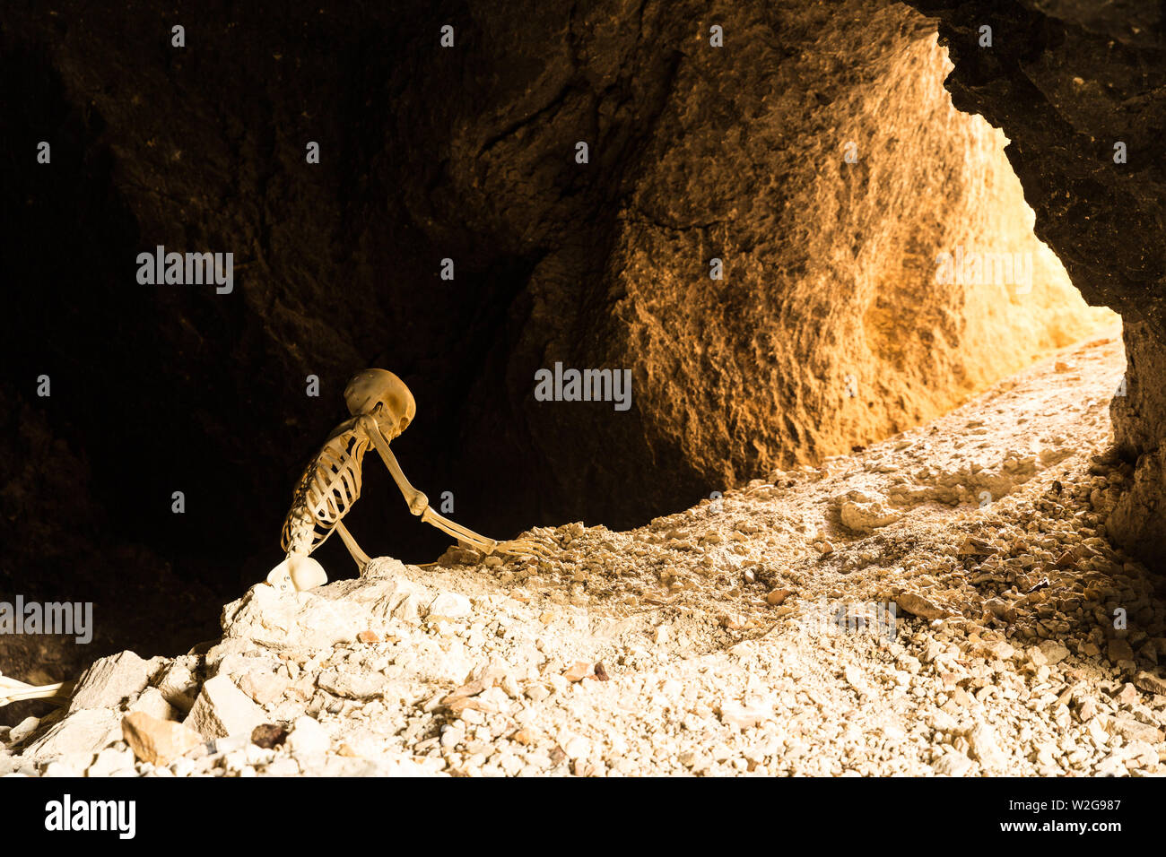 Cave entrance blocked hi-res stock photography and images - Alamy