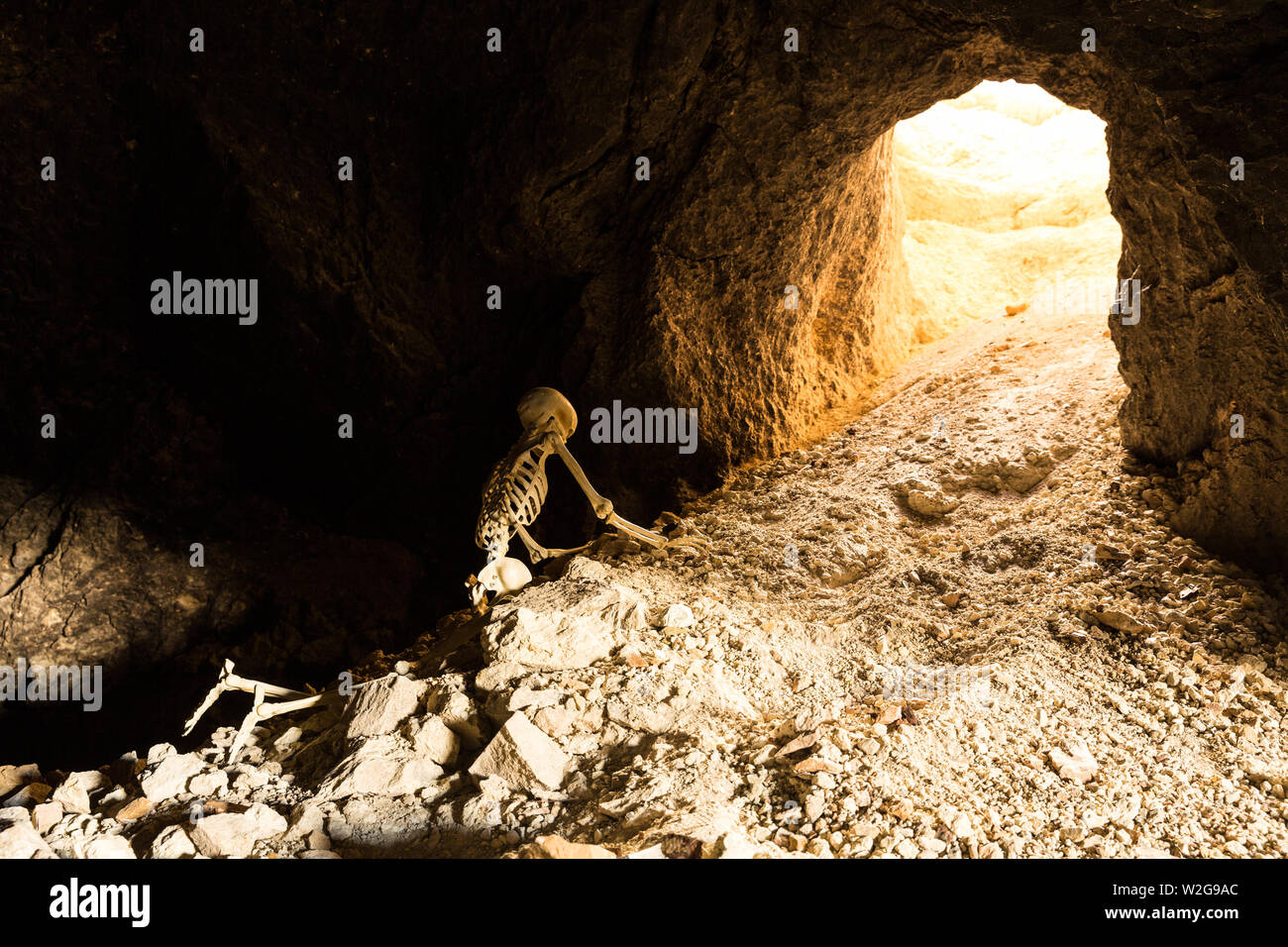 Cave entrance blocked hi-res stock photography and images - Alamy