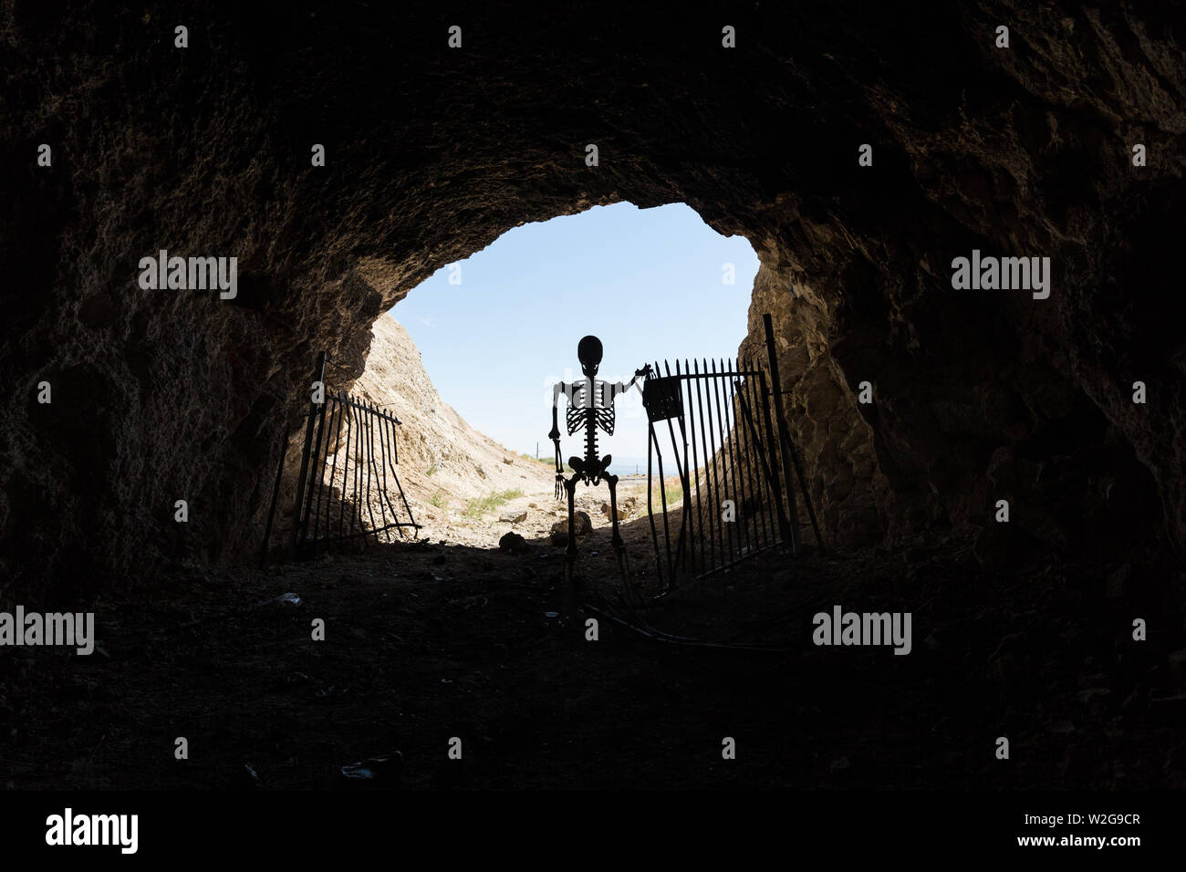 Cave entrance blocked hi-res stock photography and images - Alamy
