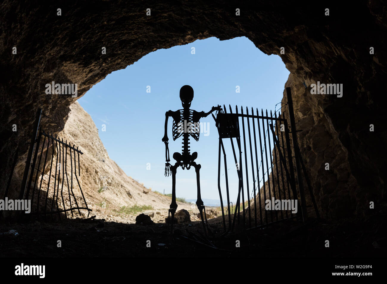 Cave entrance blocked hi-res stock photography and images - Alamy