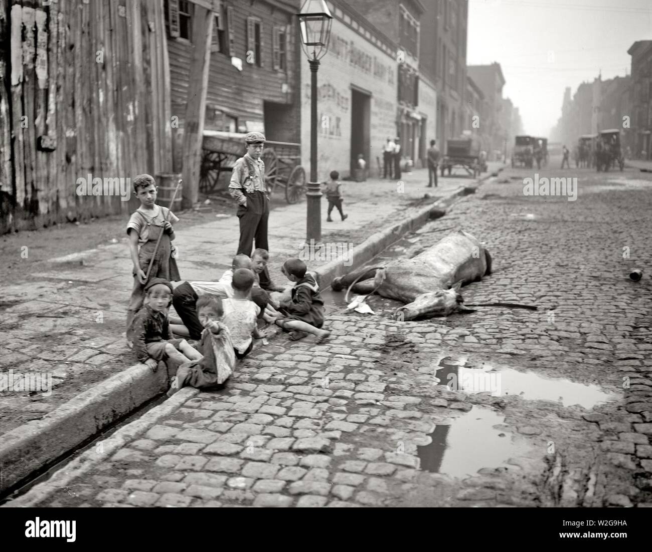 Children playing dead hi-res stock photography and images - Alamy