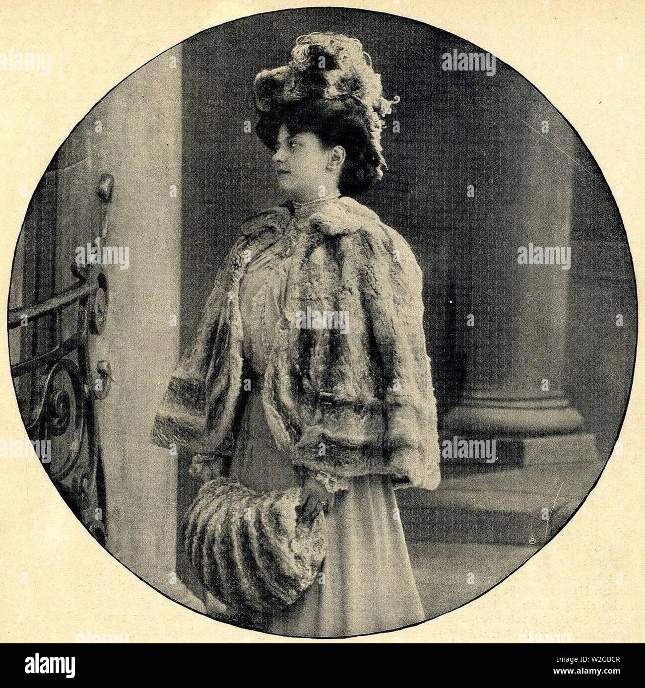 Chinchilla-Cape -Toque und -Muff, 1905 Stock Photo - Alamy