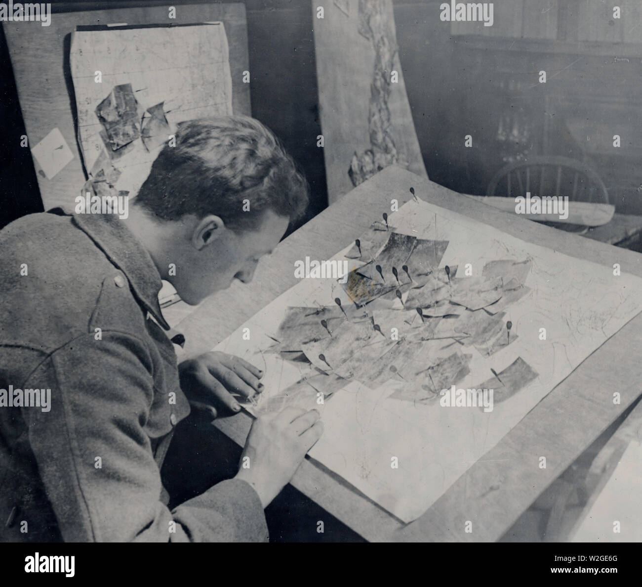 Soldier reading map hi-res stock photography and images - Alamy