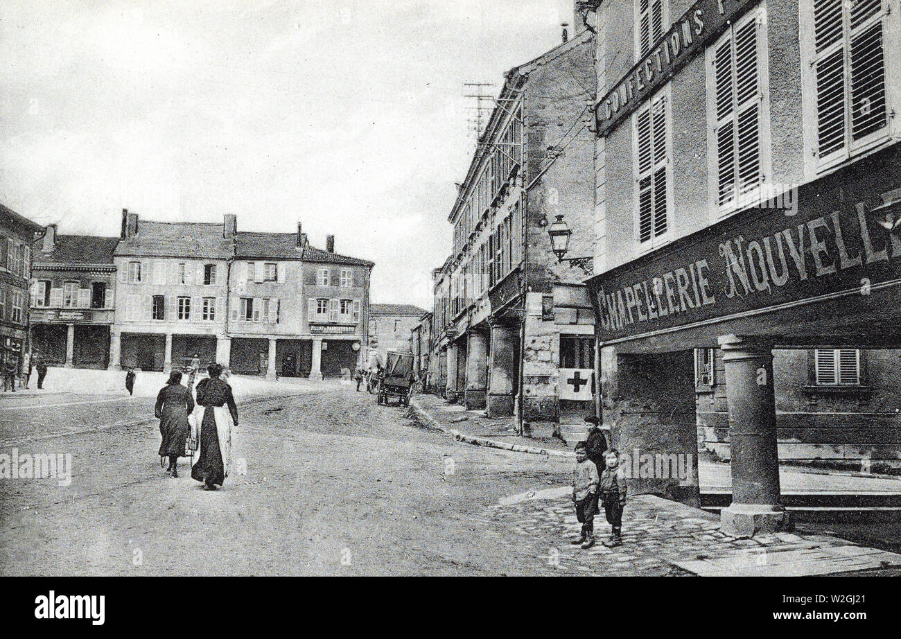 A STREET SCENE IN THE TOWN of Stenay, France ca. 1918 Stock Photo - Alamy