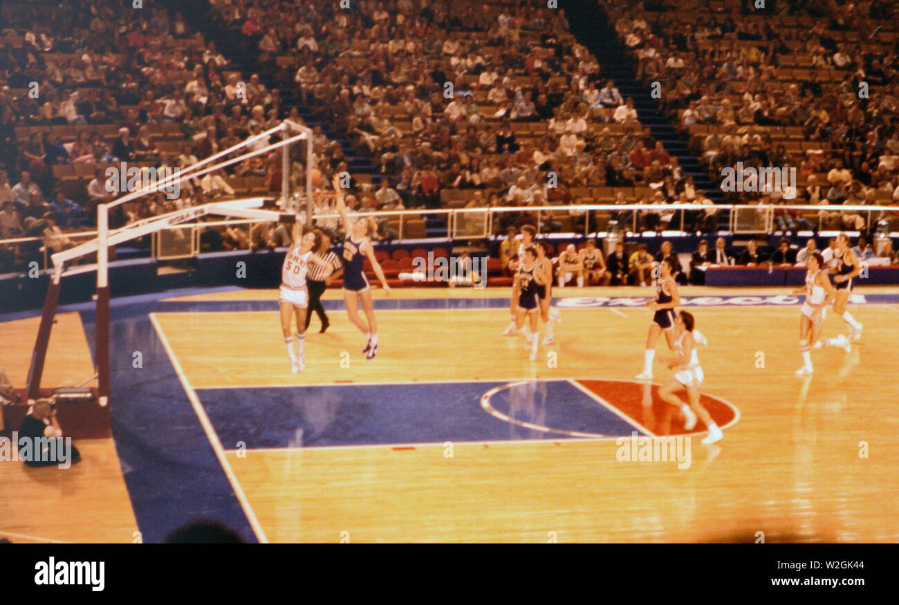 1970s college basketball game hi-res stock photography and images - Alamy