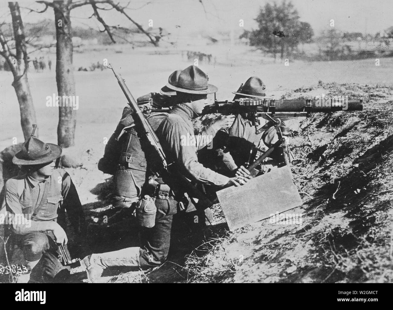 Marines operating a Lewis machine gun ca. 1917-1918 Stock Photo - Alamy