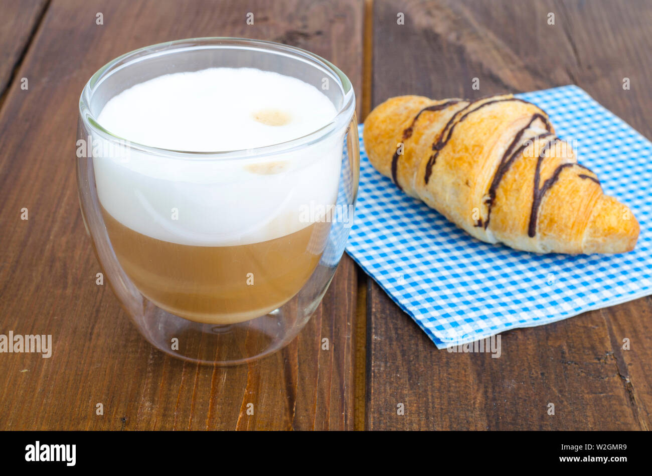 Croissant glass cafe latte hi-res stock photography and images - Alamy
