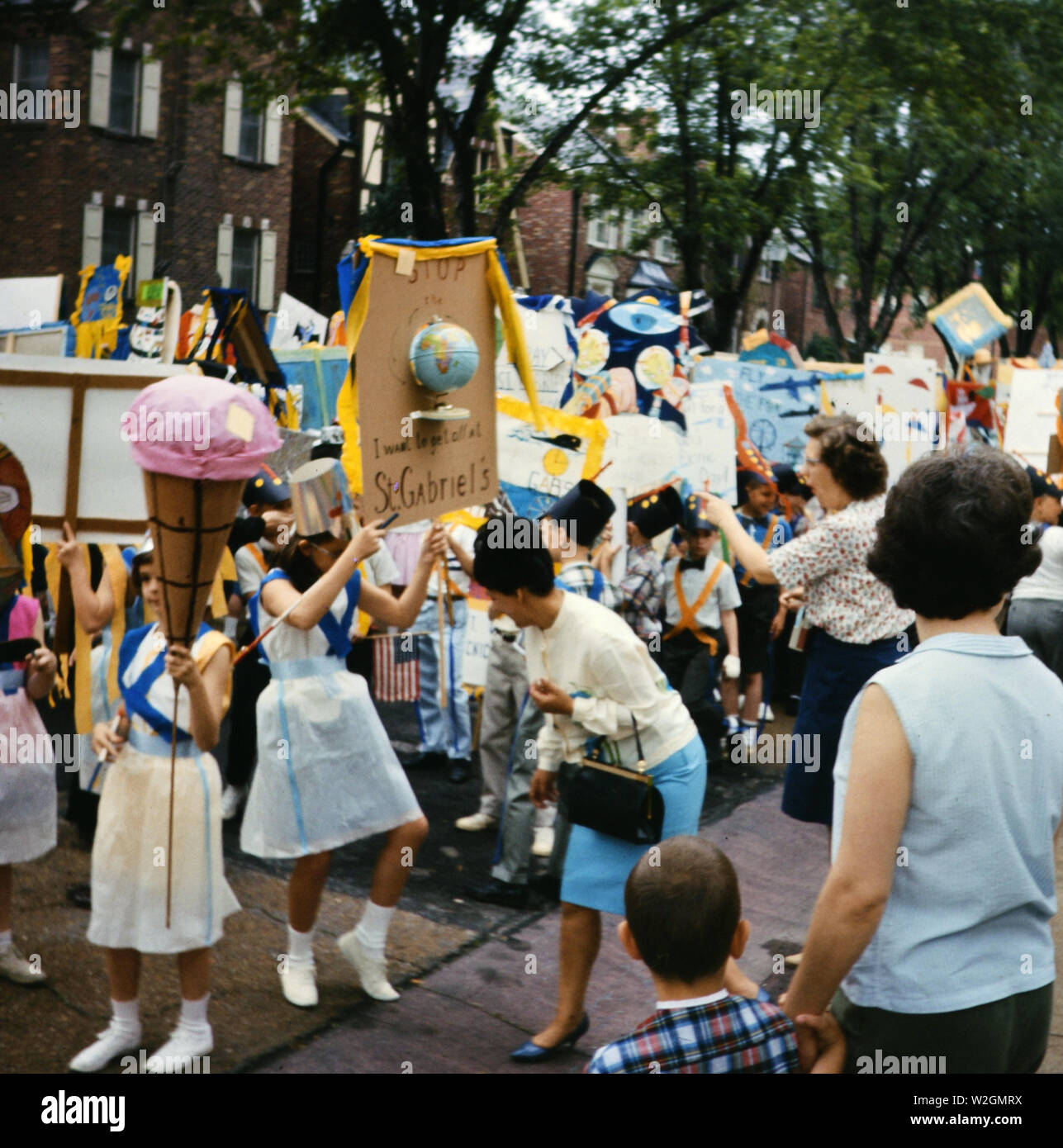 Elementary school parade 1966 hi-res stock photography and images - Alamy