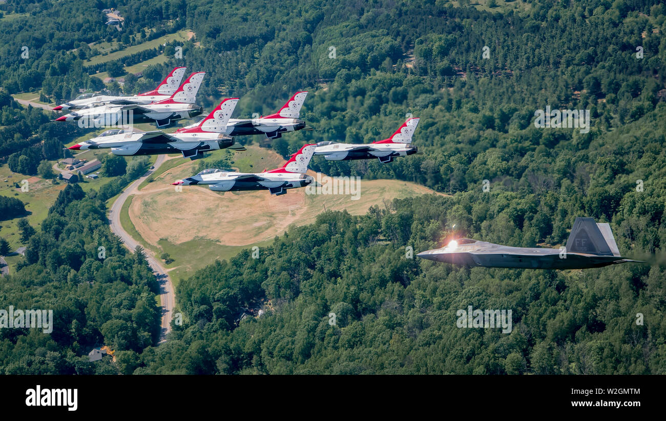 The U.S. Air Force Air Demonstration Squadron "Thunderbirds" and F-22 ...