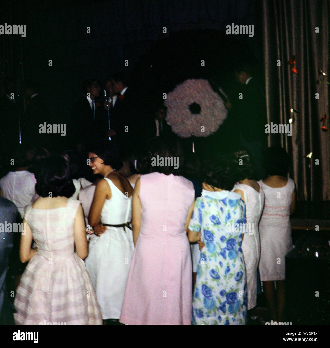 1960s girls at party hi-res stock photography and images - Alamy