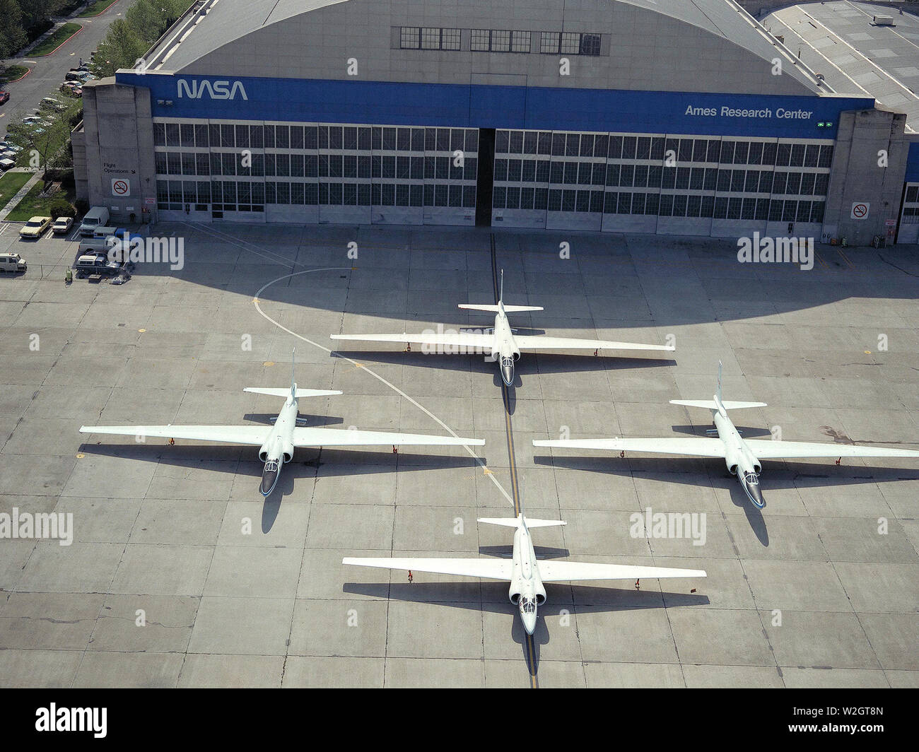 Flight line n 211 hangar hi-res stock photography and images - Alamy