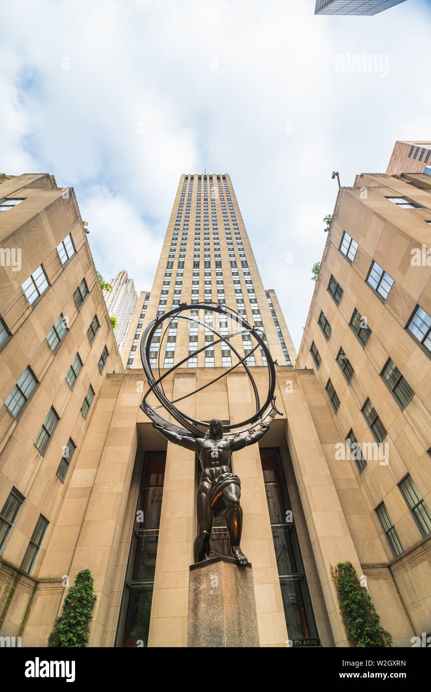 Atlas statue rockefeller plaza hi-res stock photography and images - Alamy