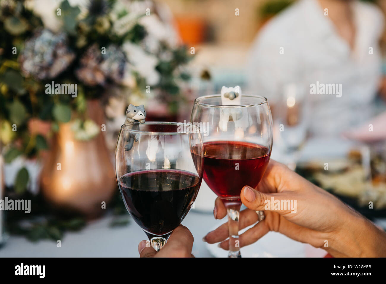Male female hands clink wine hi-res stock photography and images - Alamy
