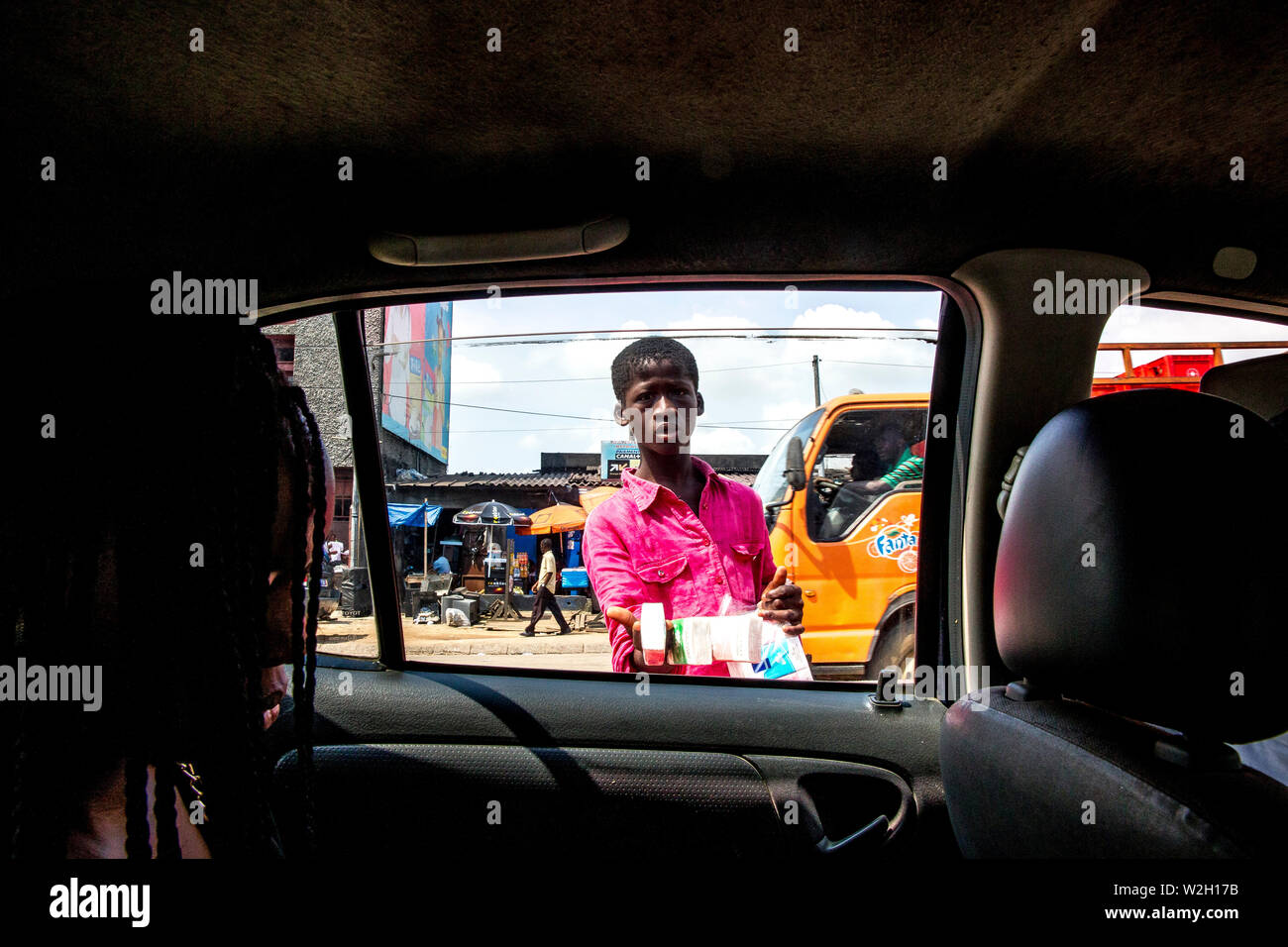 Boy selling tissues to motorists in Abidjan, Côte d'Ivoire Stock Photo ...
