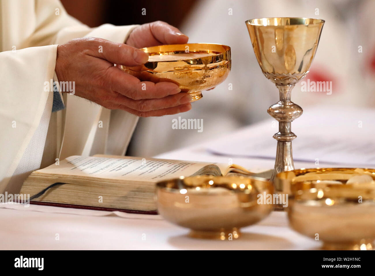 Catholic eucharist hi-res stock photography and images - Alamy
