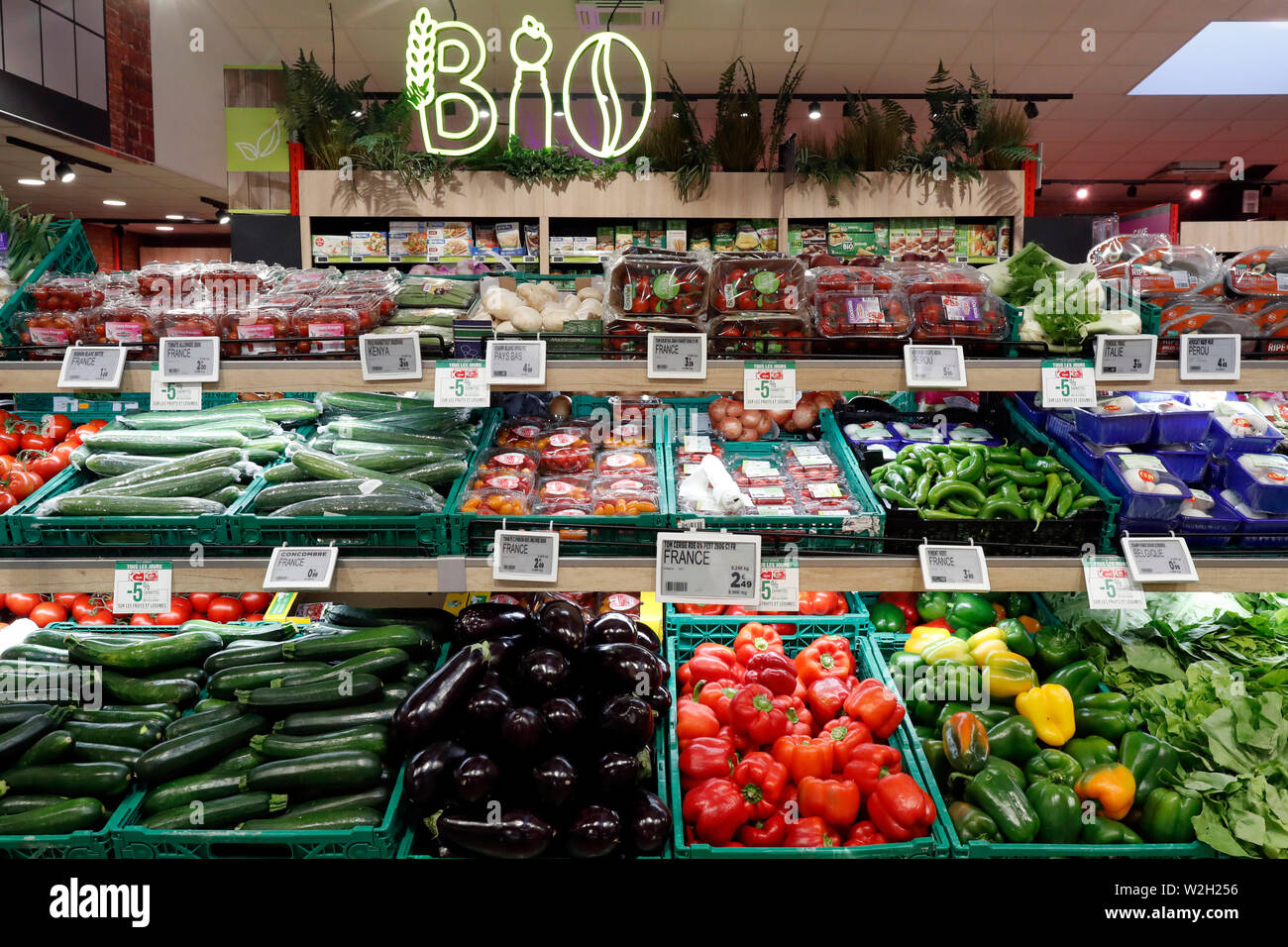 Supermarket vegetables france hi-res stock photography and images - Alamy
