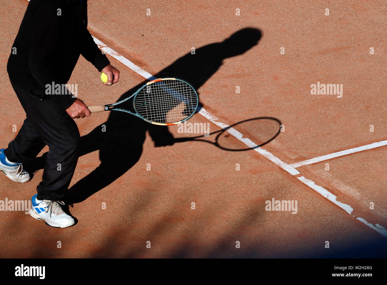 Tennis player and shadow on a tennis court hi-res stock photography and ...