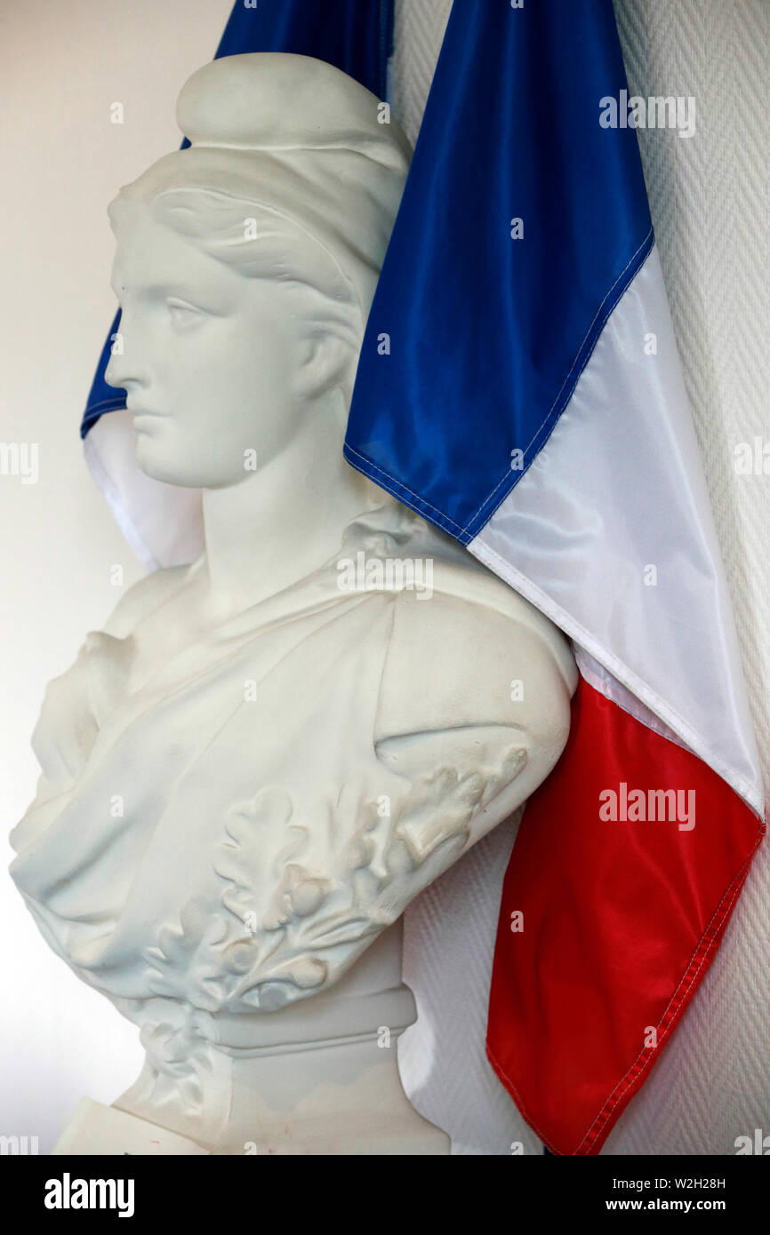Marianne france statue hi-res stock photography and images - Alamy