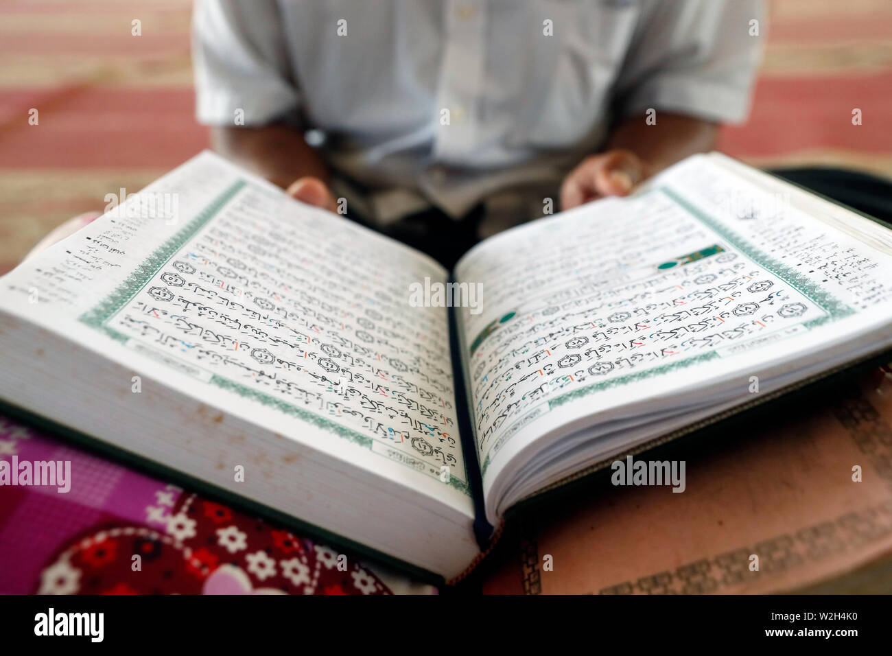 Reading the quran hi-res stock photography and images - Alamy