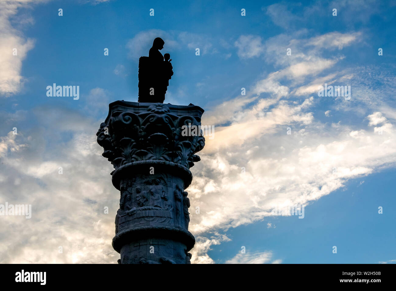 Sculpted column hi-res stock photography and images - Alamy